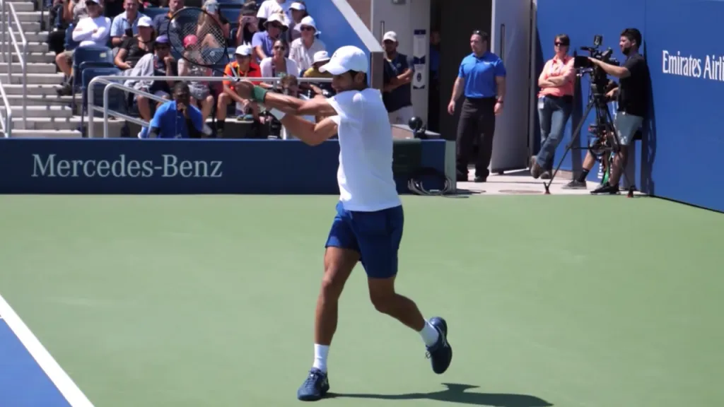 Tennis Backhand: One-Handed vs Two-Handed Guide | My Tennis Expert